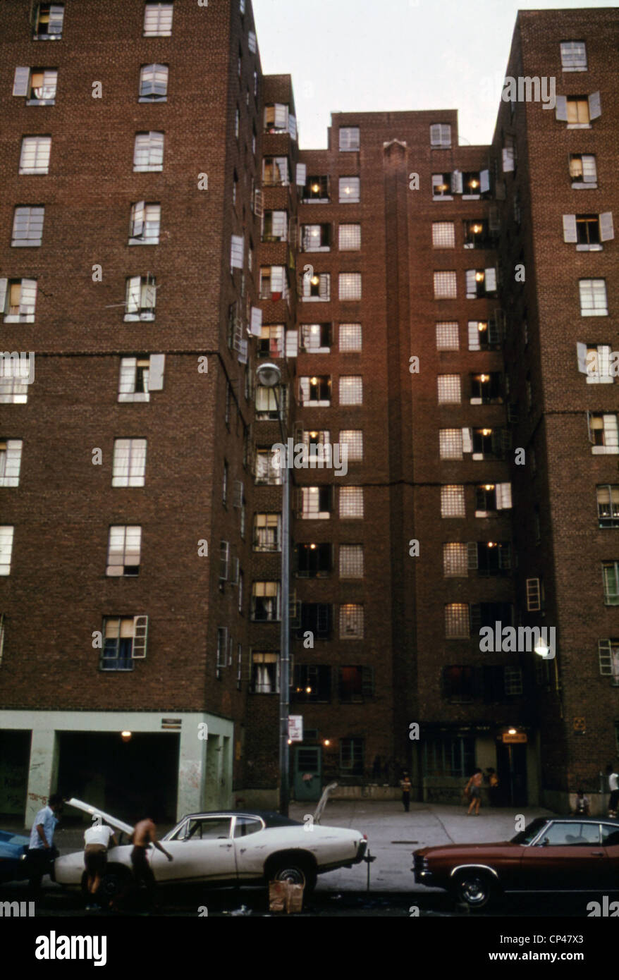 Lower income housing project hi-res stock photography and images - Alamy