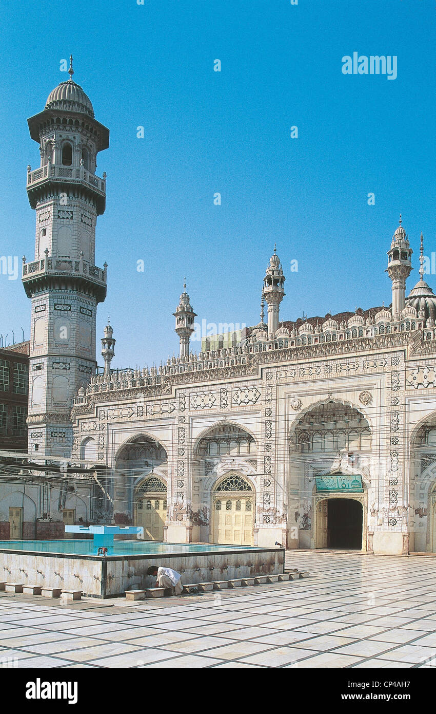 Pakistan - Peshawar. Mahabat Khan mosque, built in 1670 by the Governor ...