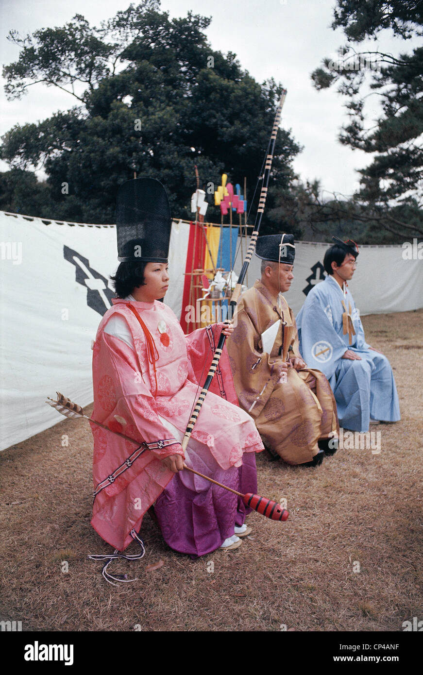 Japan - Ritual of the archers Stock Photo - Alamy