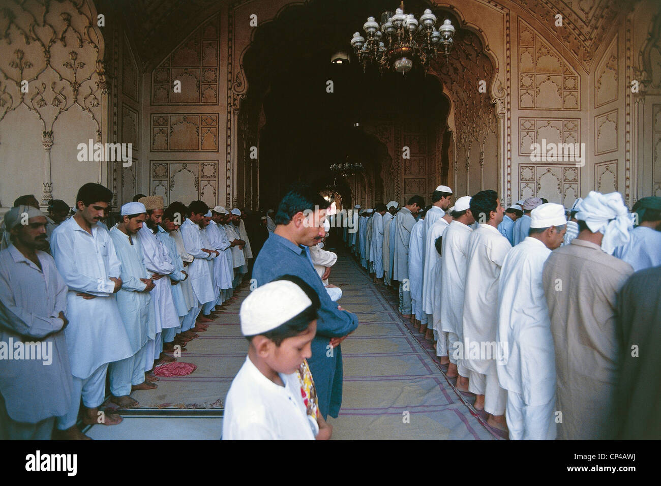 Pakistan - Punjab - Lahore - Badshahi Mosque. Faithful in prayer Stock ...