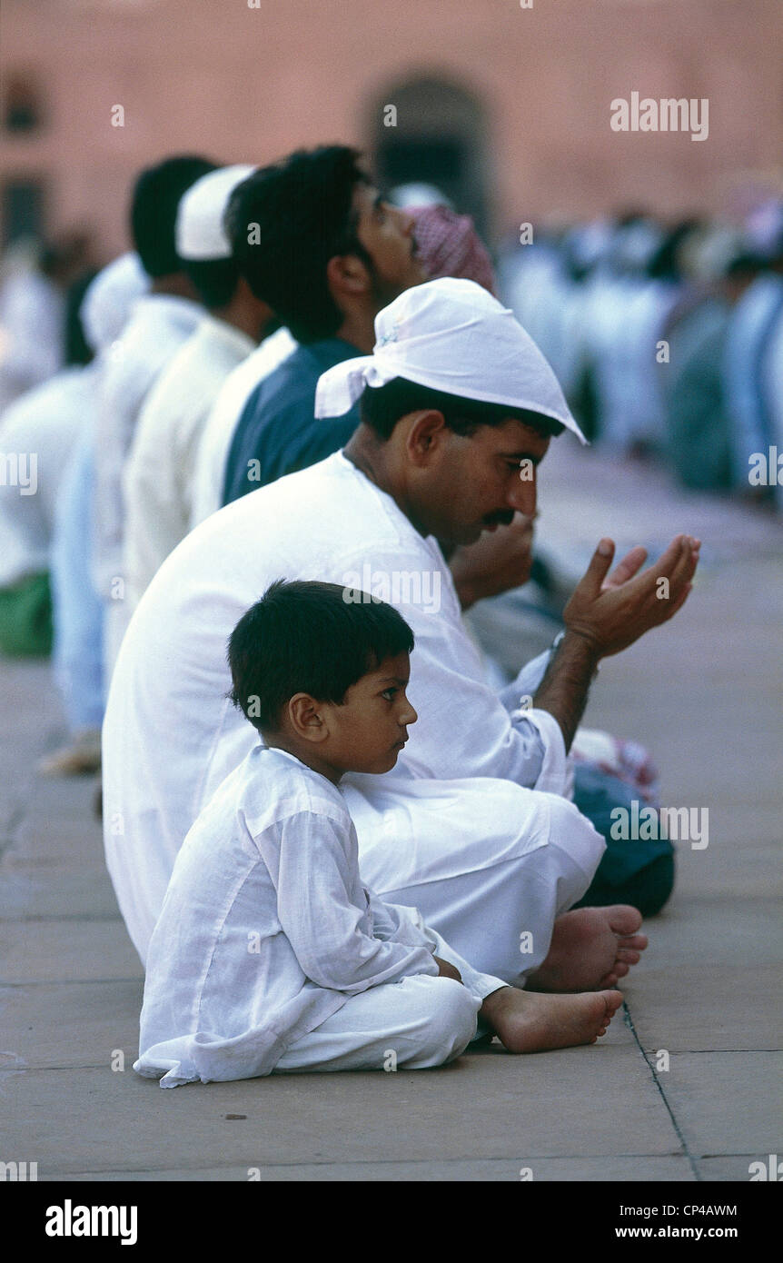 Pakistan - Punjab - Lahore - Badshahi Mosque. Faithful in prayer Stock ...