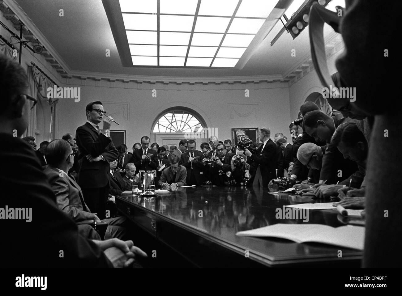 Reporters 1960s hi-res stock photography and images - Alamy