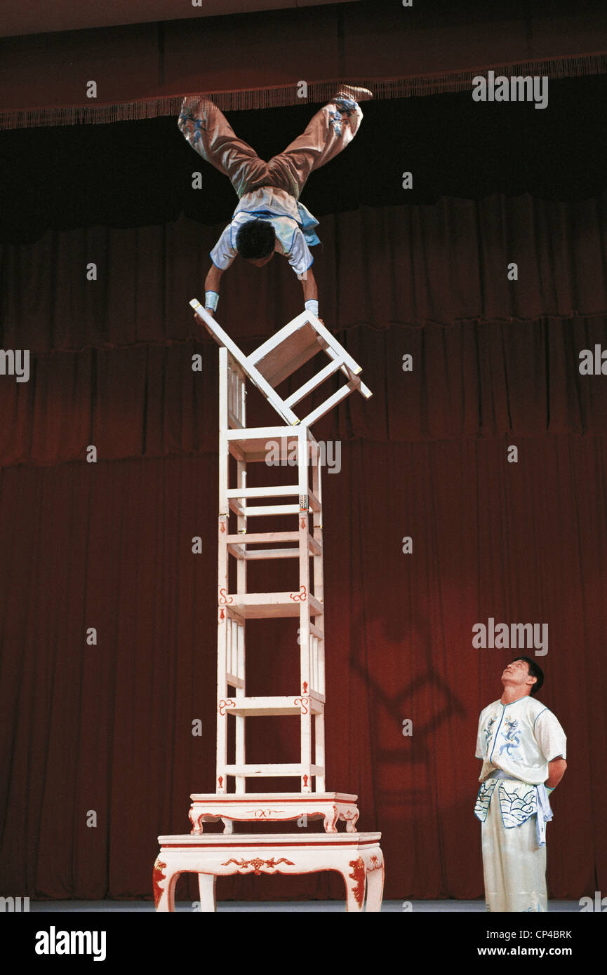 Taiwan - Taipei. Chinese opera, balance exercises Stock Photo - Alamy
