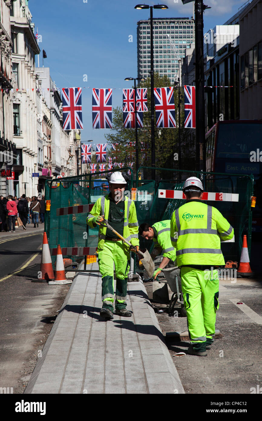 Fixing flags hi-res stock photography and images - Alamy