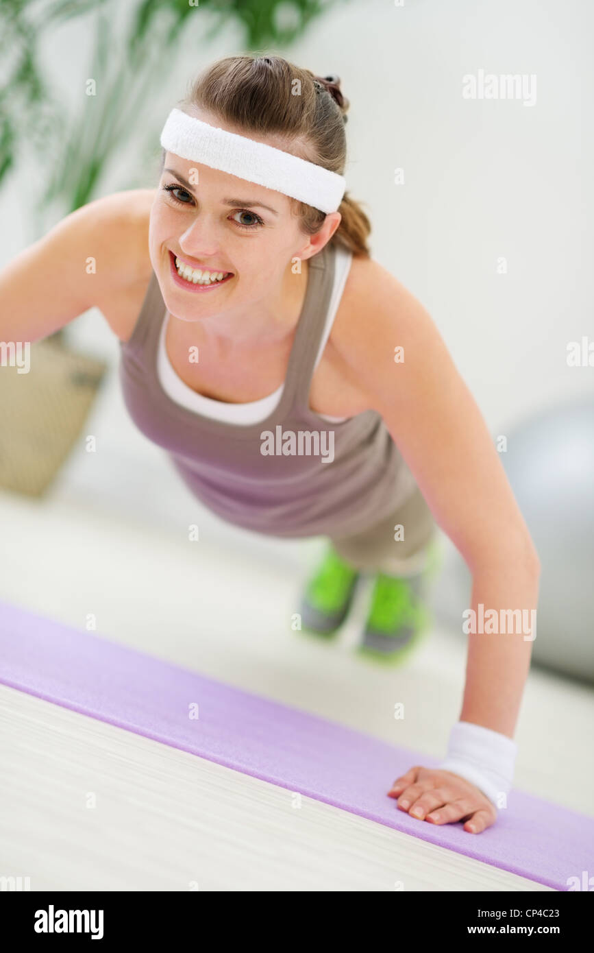 Happy fitness woman making push up exercise Stock Photo - Alamy