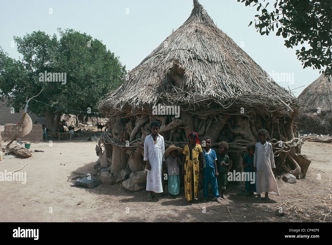 Yemen - Tihamah - Children in front of a hut Stock Photo - Alamy