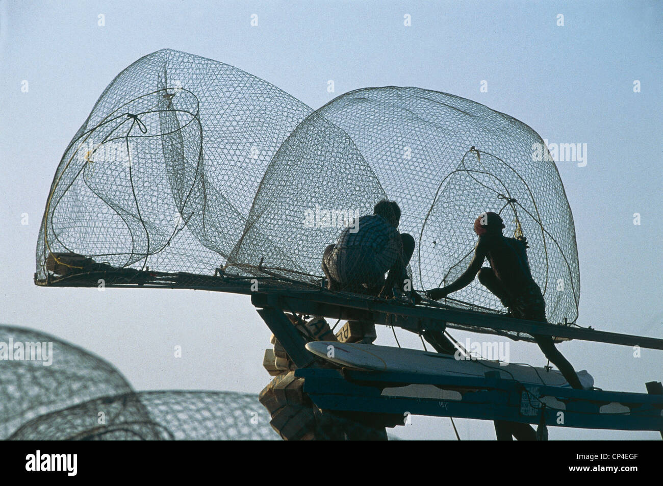Qatar - Doha - Fishermen repair their nets Stock Photo - Alamy