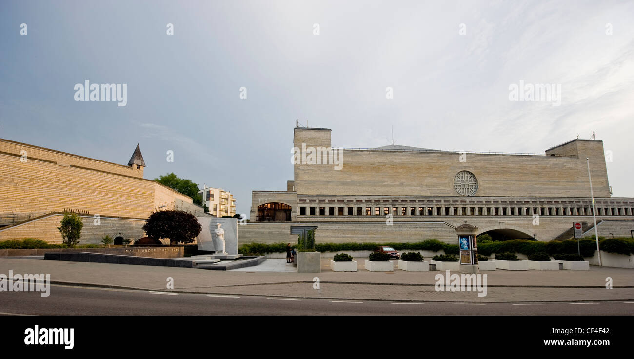 Tallinn statue hi-res stock photography and images - Alamy