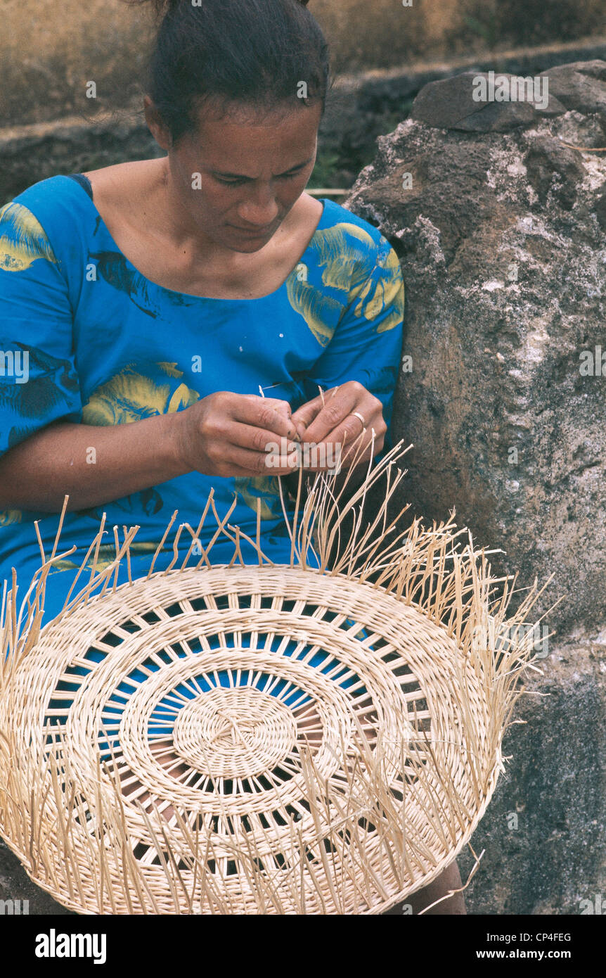 French Polynesia - Rapa Iti. Craftsmanship of the straw Stock Photo - Alamy