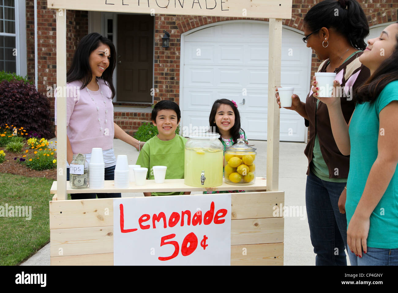 Kids lemonade stand hi-res stock photography and images - Alamy