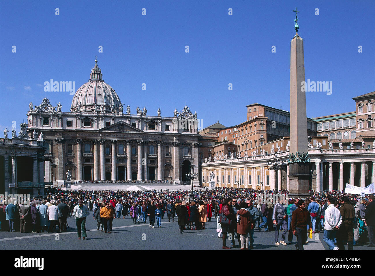 Vatican City. St. Peter's Square, crowds of worshipers and tourists in ...