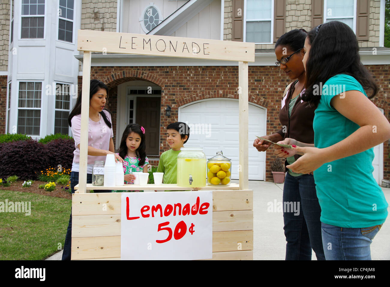 Happy children lemonade stand hi-res stock photography and images - Alamy