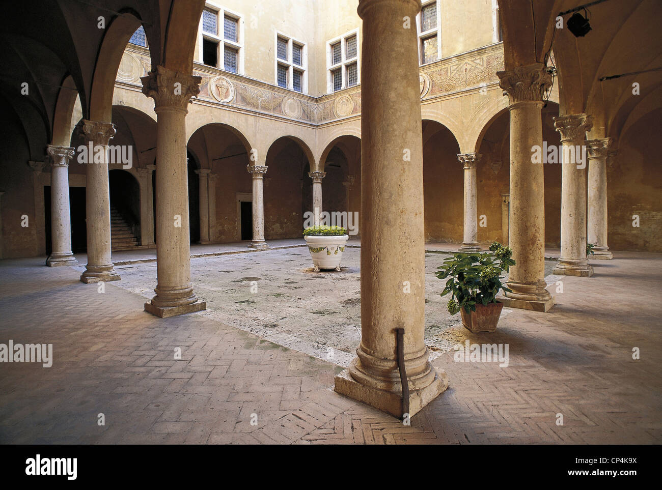 TUSCAN COURTYARD Palazzo Piccolomini Pienza Stock Photo - Alamy