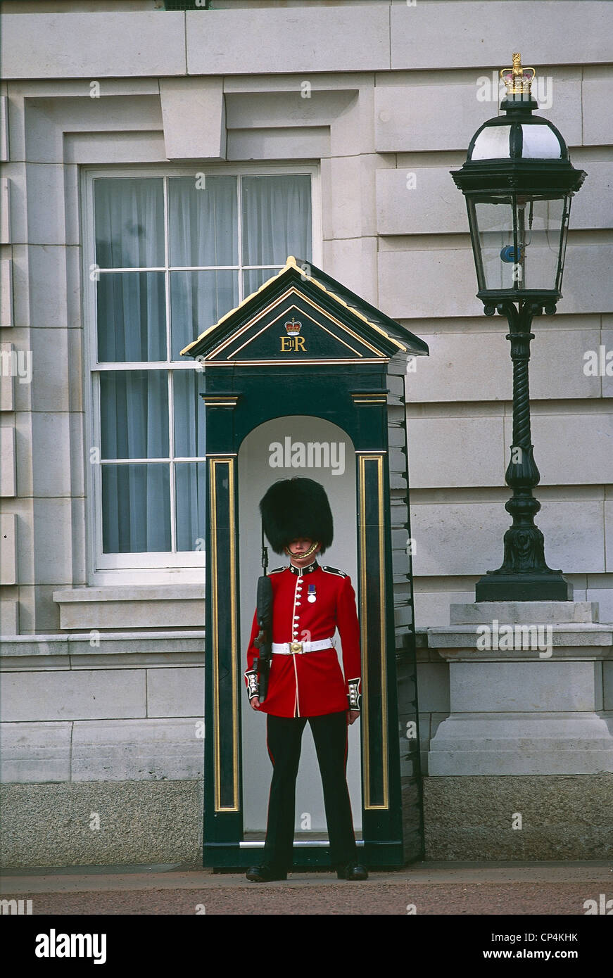 Buckingham palace soldier hi-res stock photography and images - Alamy