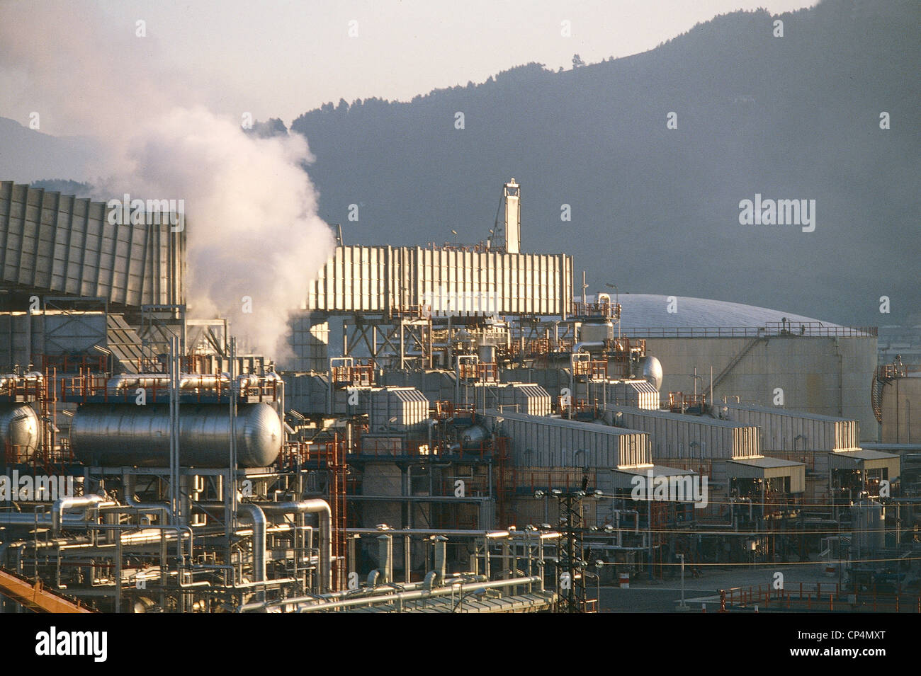 Refining facilities hi-res stock photography and images - Alamy
