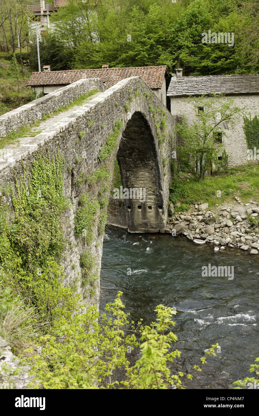 bridge of Castruccio or bridge of Campanelle over Lima ravine. Popiglio ...