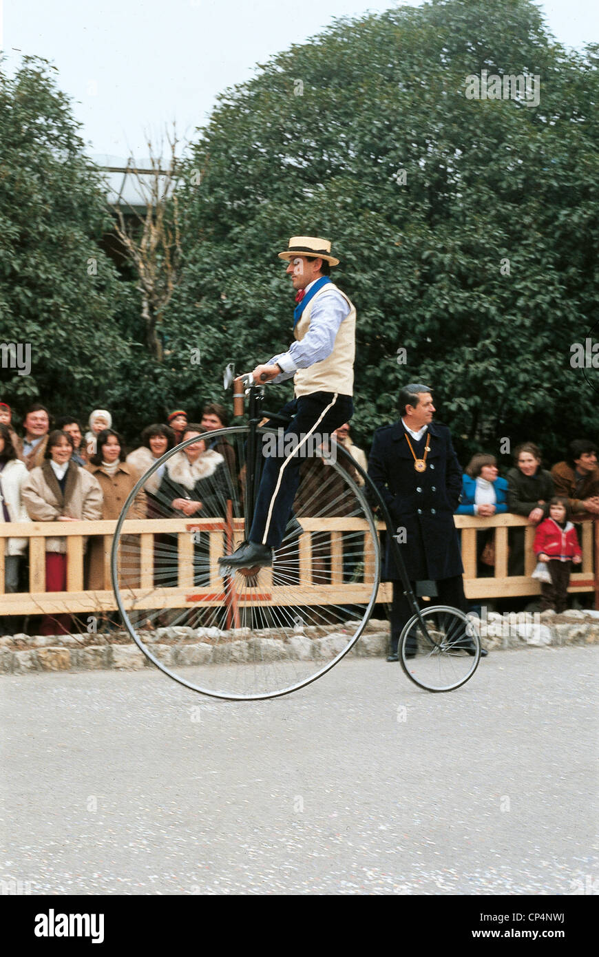 Penny farthing rider hi-res stock photography and images - Alamy