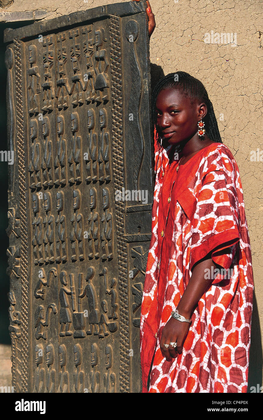 Mali - Sangha. Young woman Dogon ethnicity Stock Photo - Alamy