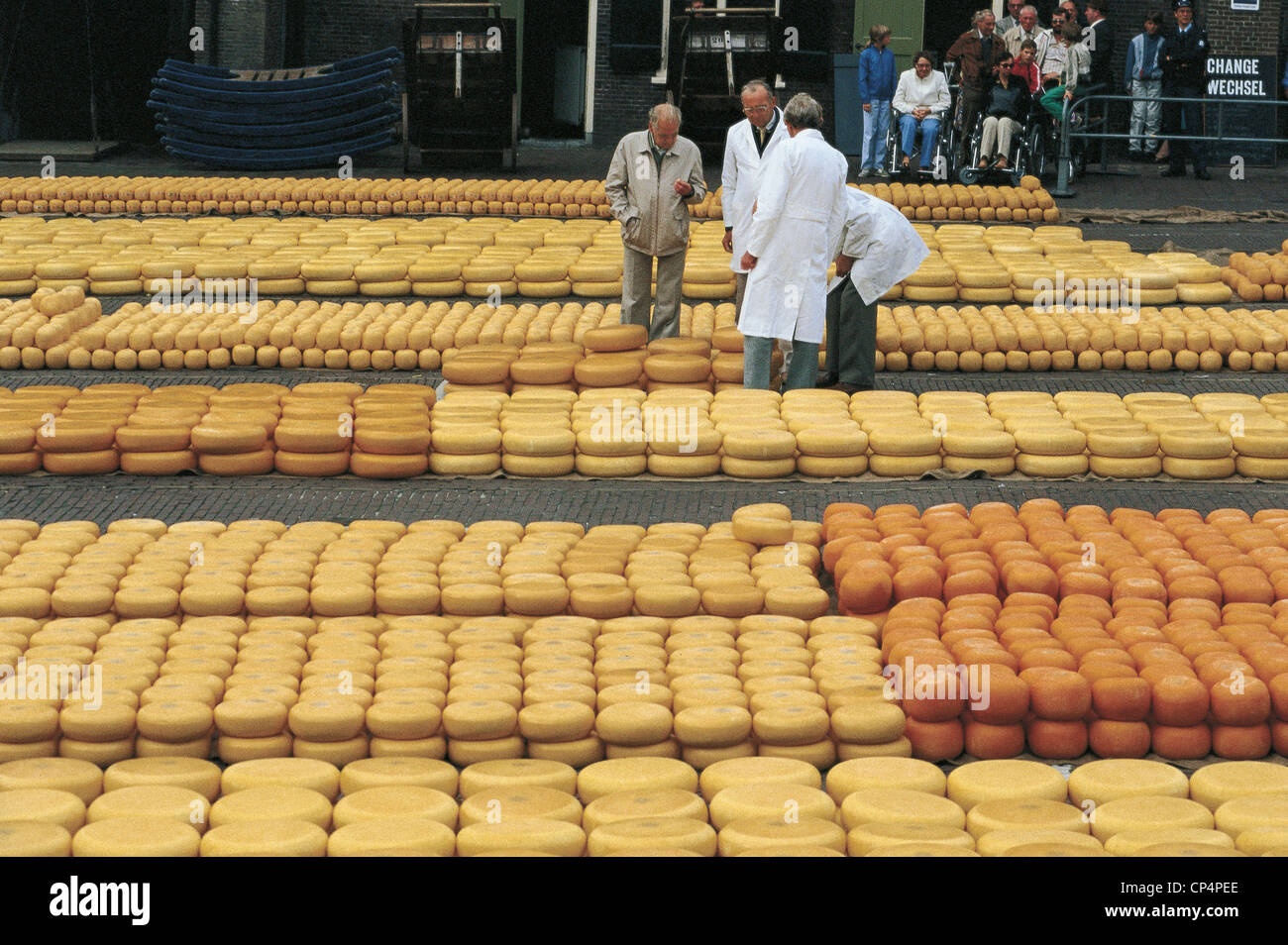 HOLLAND Alkami WEEKLY MARKET FOR CHEESE TASTERS Stock Photo - Alamy