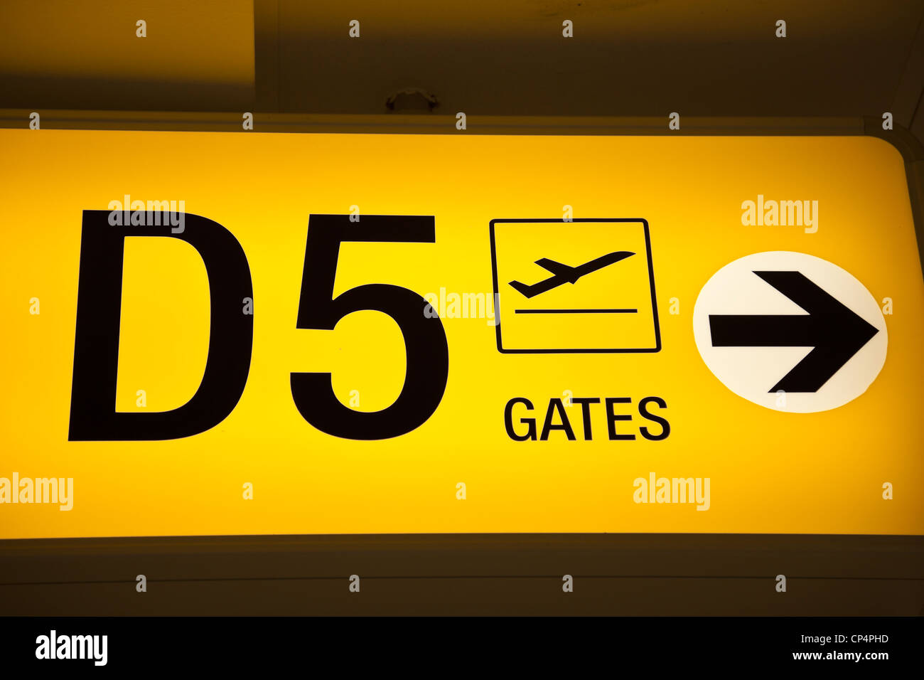 Airport sign gates arrow hi-res stock photography and images - Alamy
