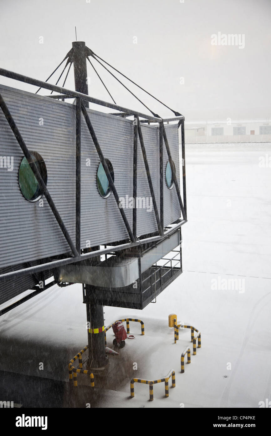 Snow and ice at airport gate hi-res stock photography and images - Alamy