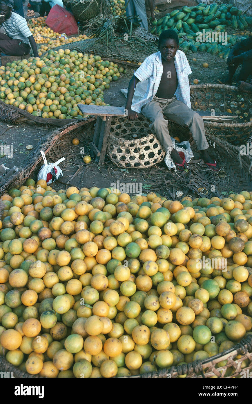 Tanzania - Dar es Salaam. Sale of fruit at the market of Kariakoo Stock ...