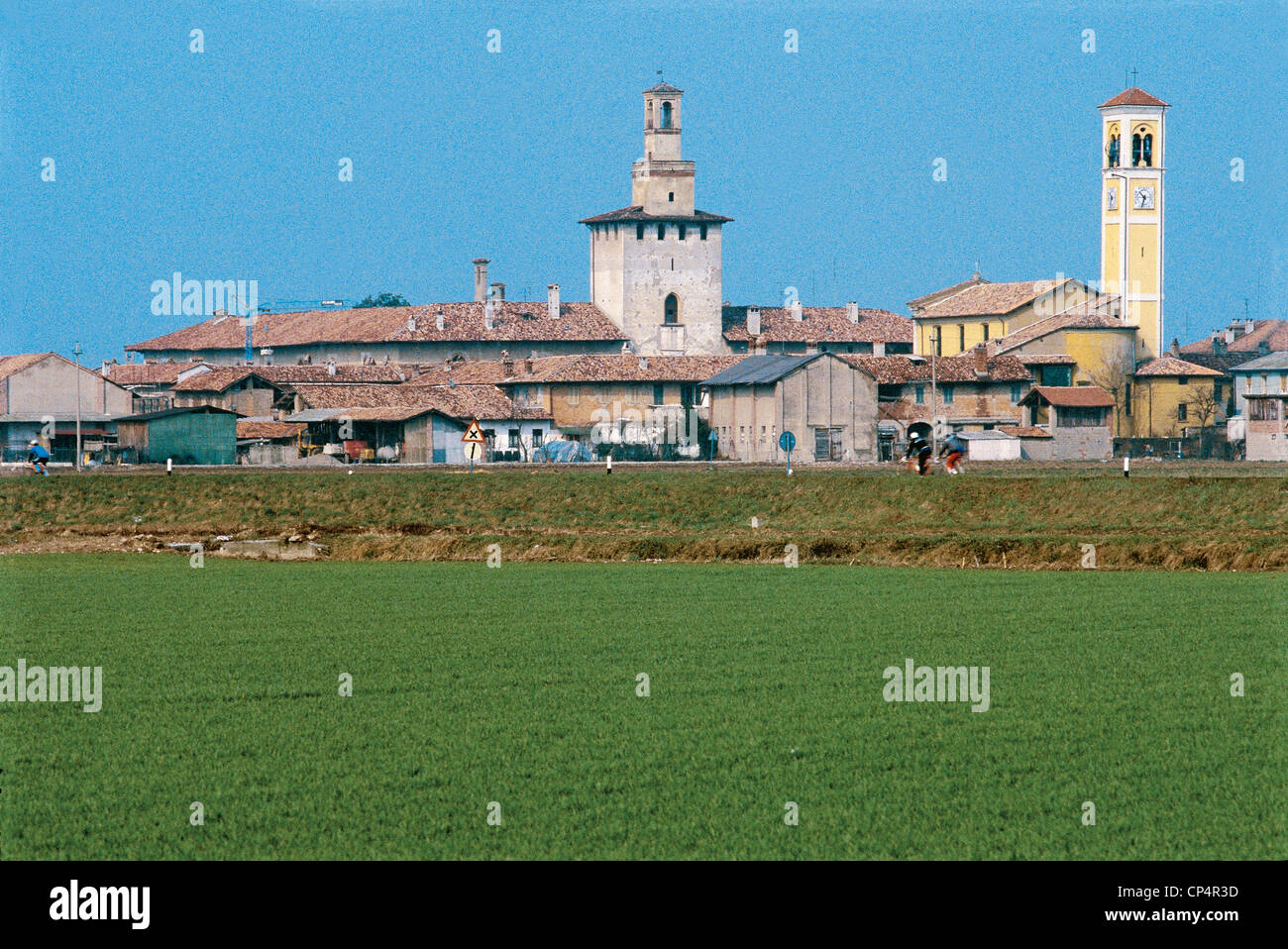 LOMBARDY, CUSAGO. THE CASTLE WITH THE Parish Stock Photo - Alamy