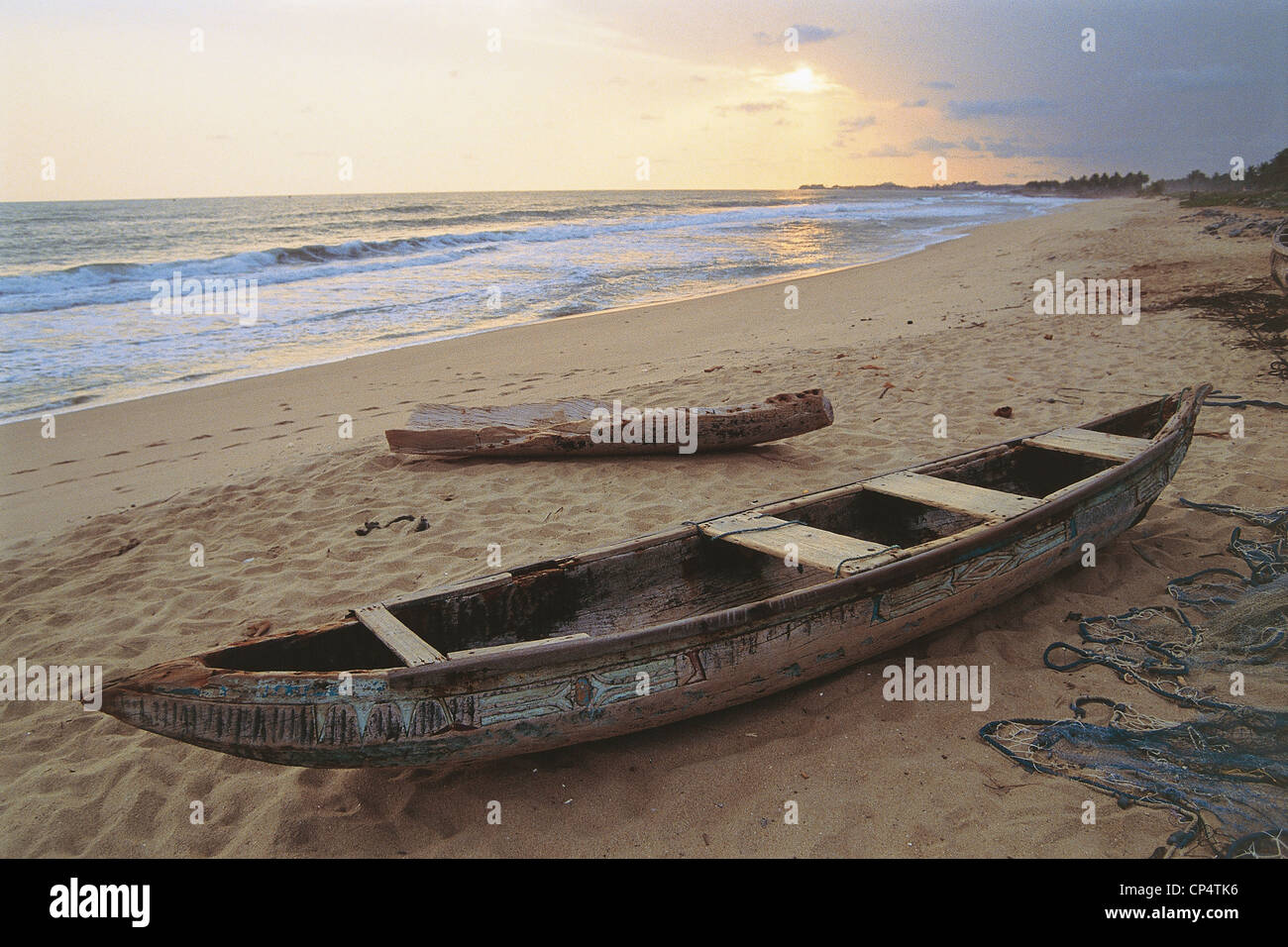 Ghana - Gold Coast - Boats on the beach between Cape Coast and Elmina ...