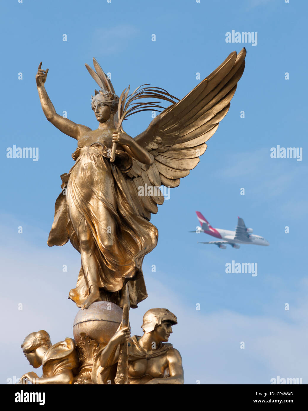 Gold statue on victoria memorial hi-res stock photography and images ...