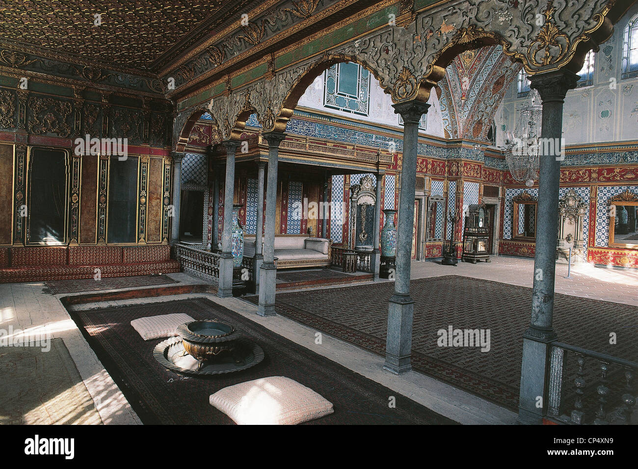 ISTANBUL-TURKEY PALACE TOPKAPIHAREM Ballroom Stock Photo - Alamy