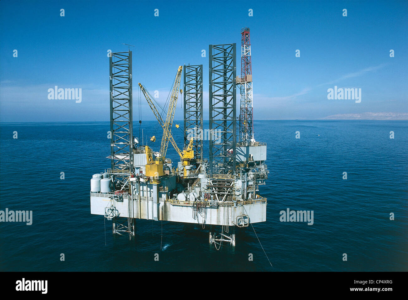 Egypt oil rig hi-res stock photography and images - Alamy
