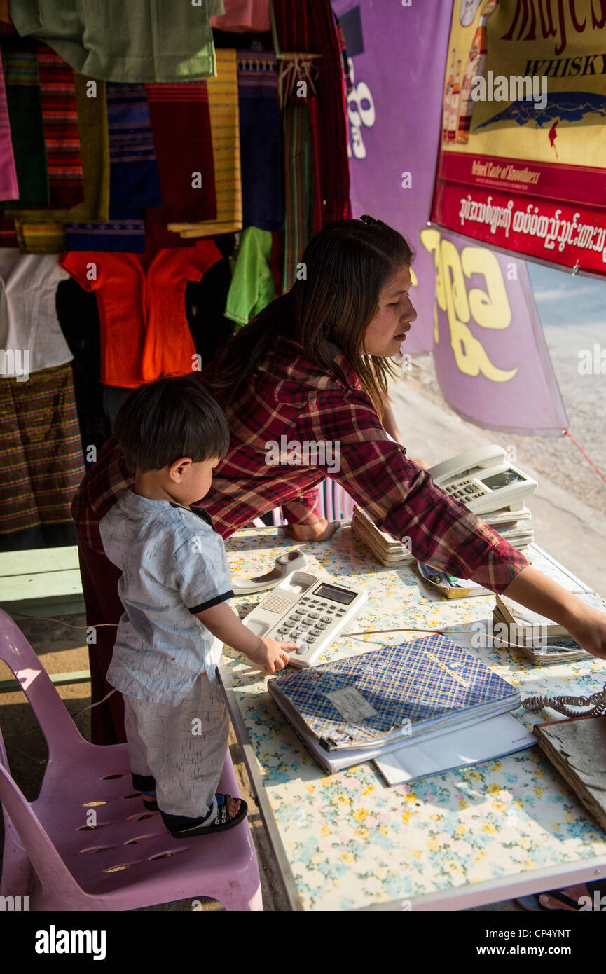 Telephone service hi-res stock photography and images - Alamy