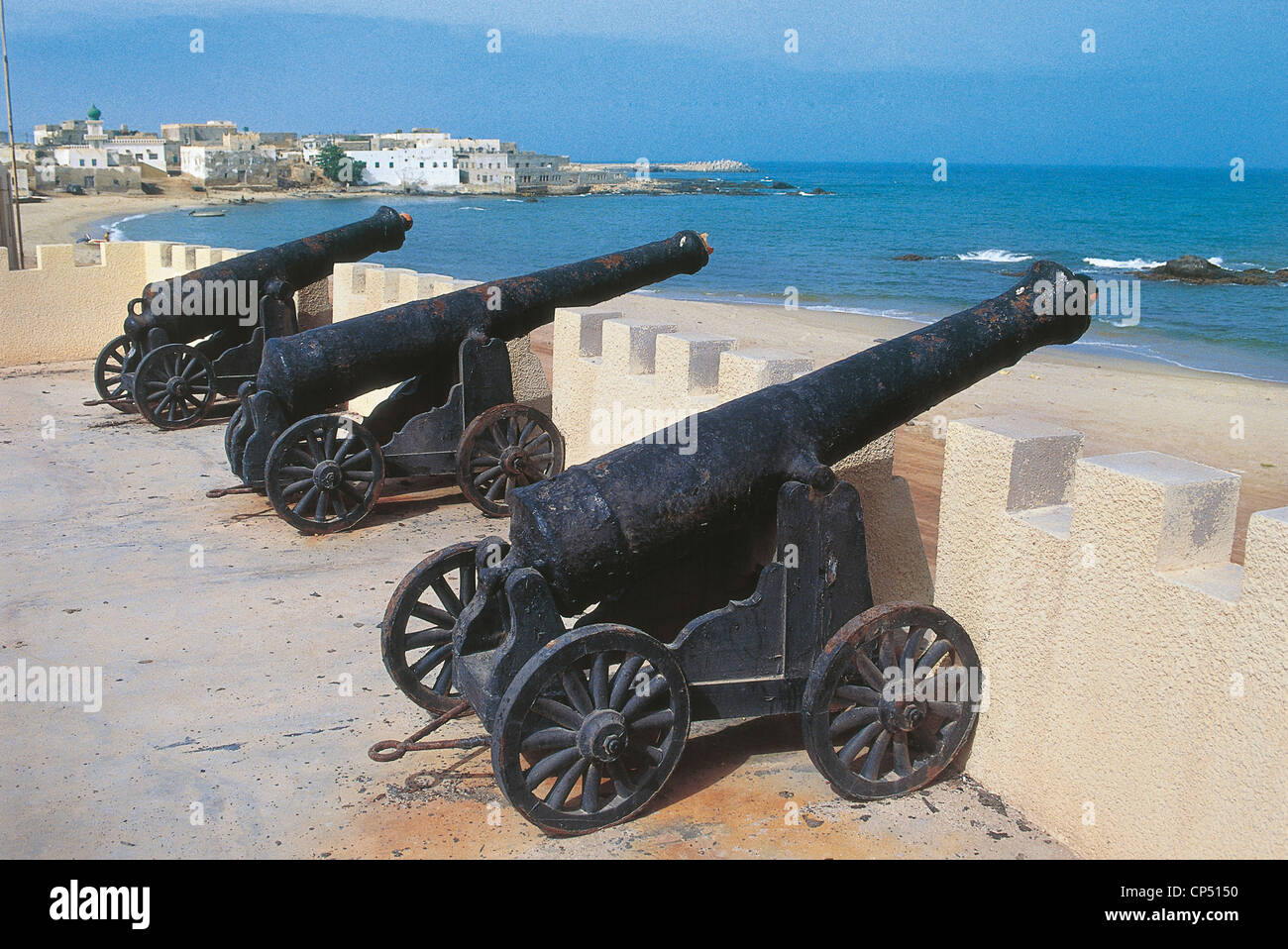 Oman - Mirbat. Cannons along the walls of the fort Stock Photo - Alamy