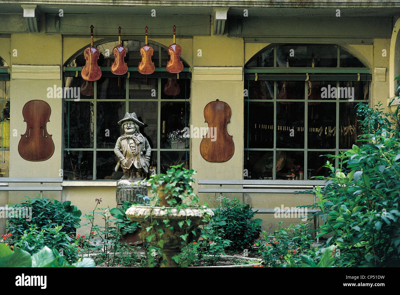 Cremona luthiers hi-res stock photography and images - Alamy