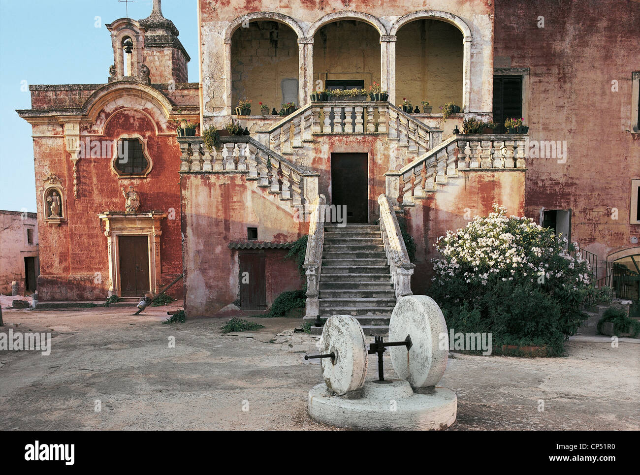Puglia - Monopoli (Ba). La Masseria Spina, yard Stock Photo - Alamy