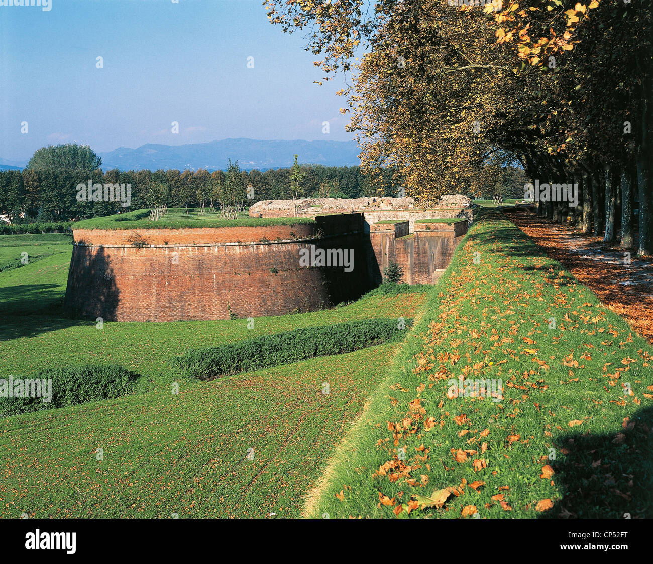 The medieval walls of Lucca TUSCANY Stock Photo - Alamy