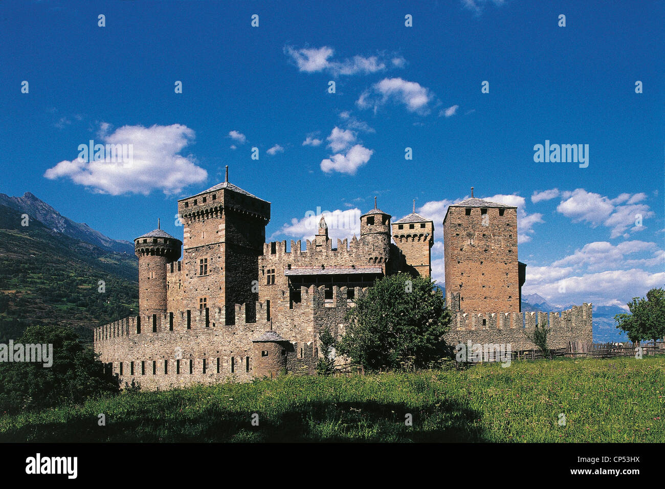 Fourteenth century castle hi-res stock photography and images - Alamy