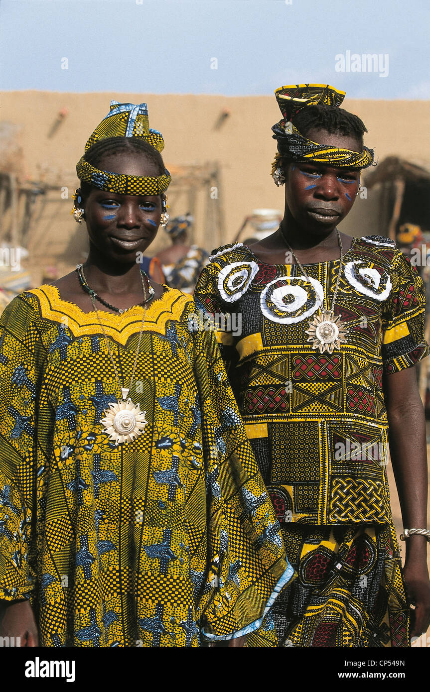 Mali - Women and Fulani ethnic peole in the region of Djenne Stock ...