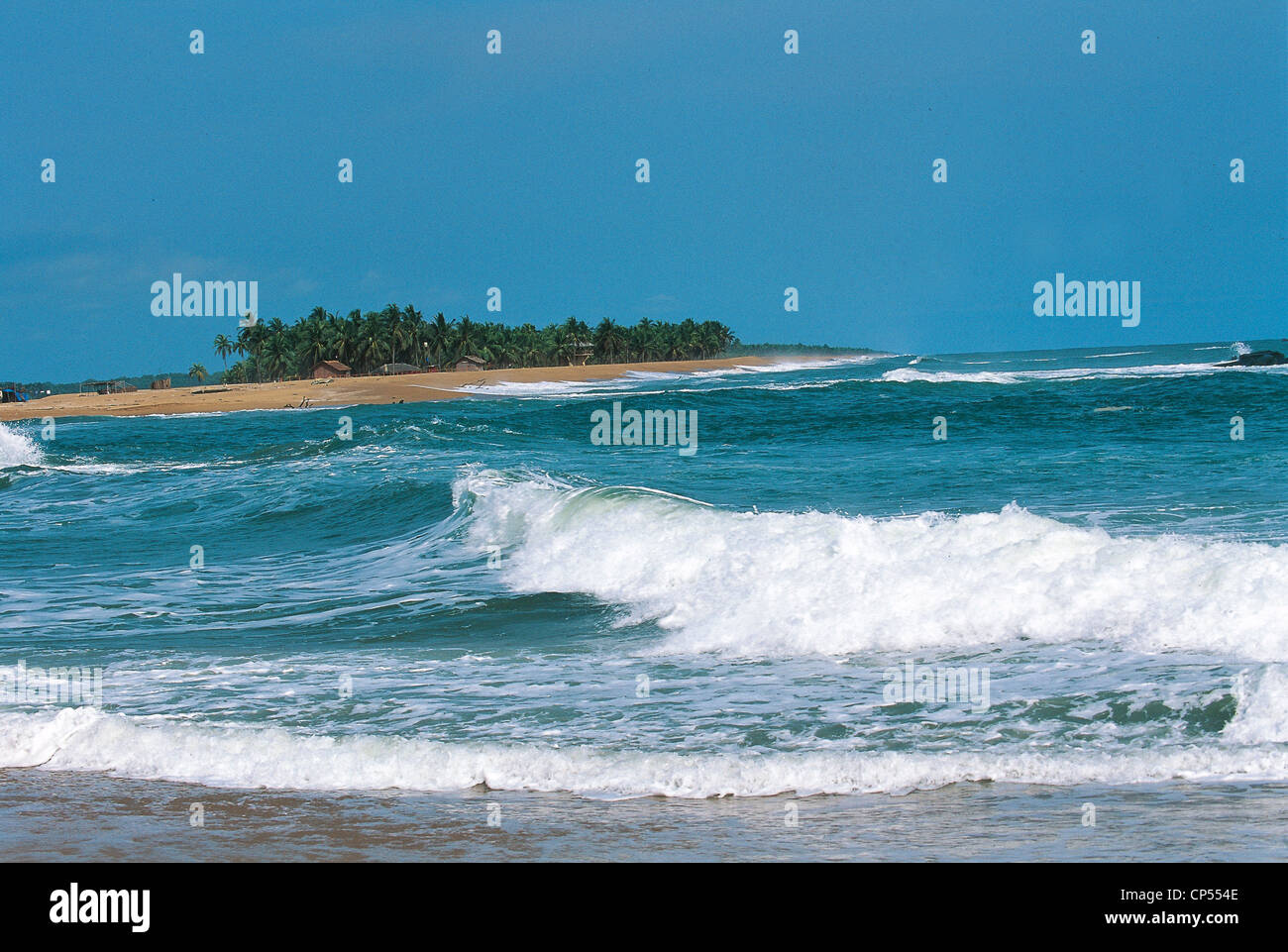 Ivory Coast - The lagoon Ebri 'and the Atlantic Ocean Stock Photo - Alamy