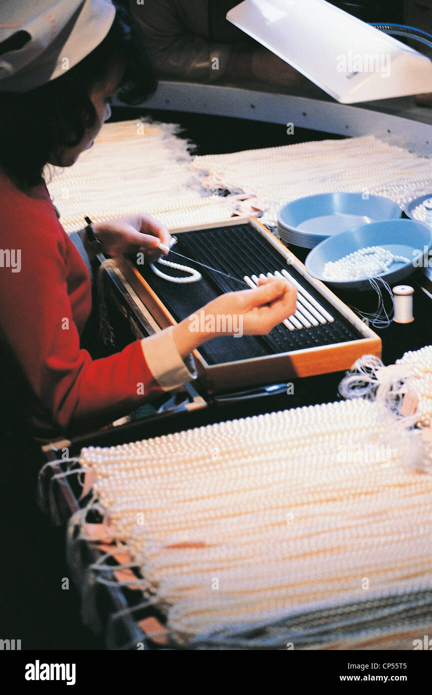 THREADING OF JAPAN Mikimoto pearls Stock Photo - Alamy