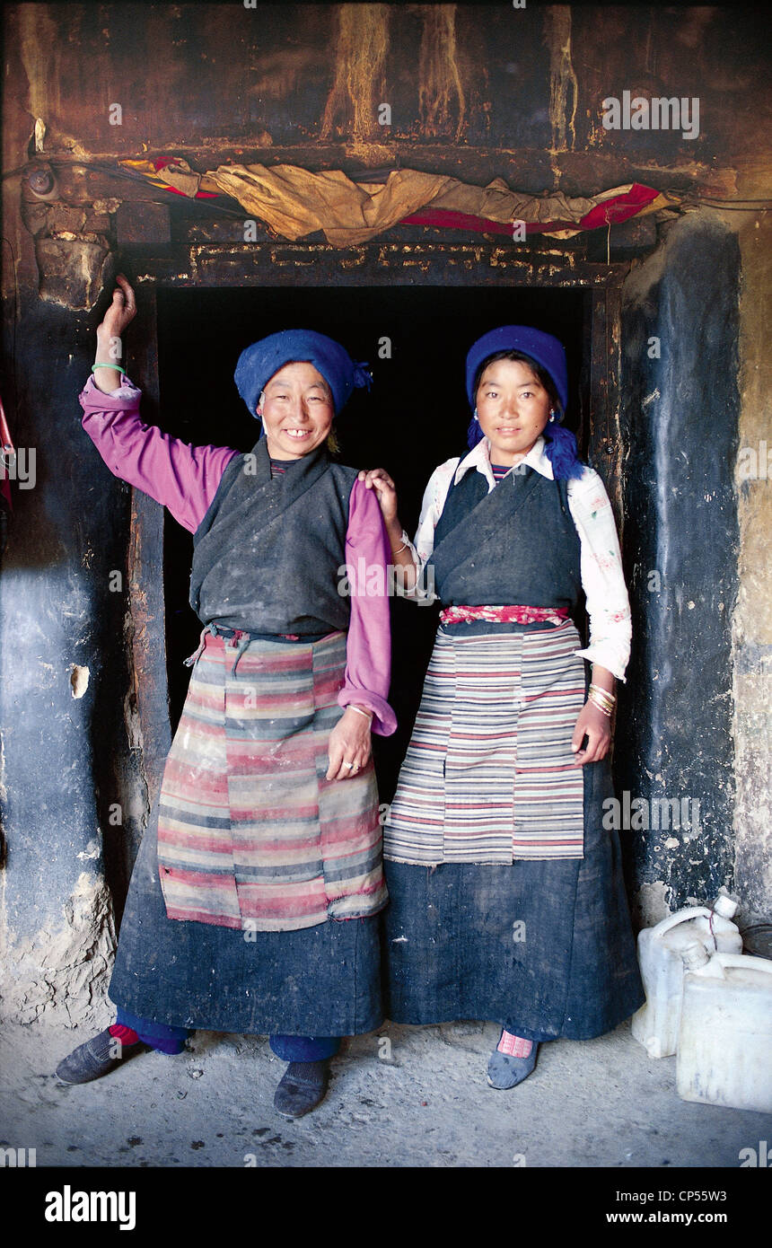 China - Tibet - Lhasa. Tibetan Women Stock Photo - Alamy