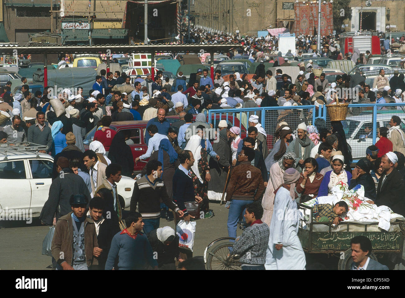 Egypt - Cairo. Crowd and traffic in the square Al Azhar Stock Photo - Alamy