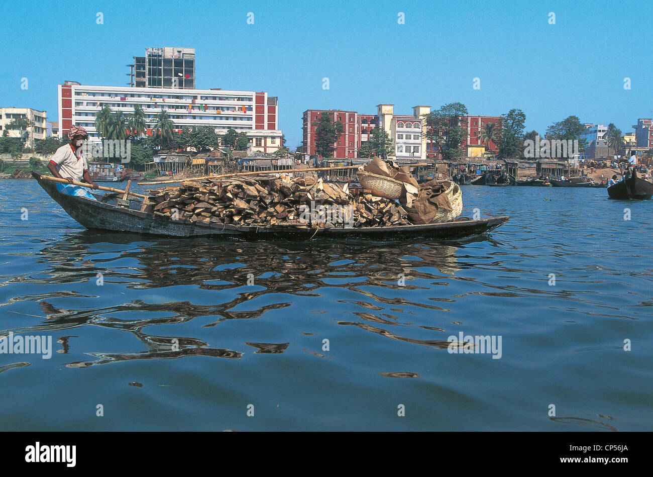 Bangladesh - Dhaka (Dhaka). Boat on the river Buriganga Stock Photo - Alamy