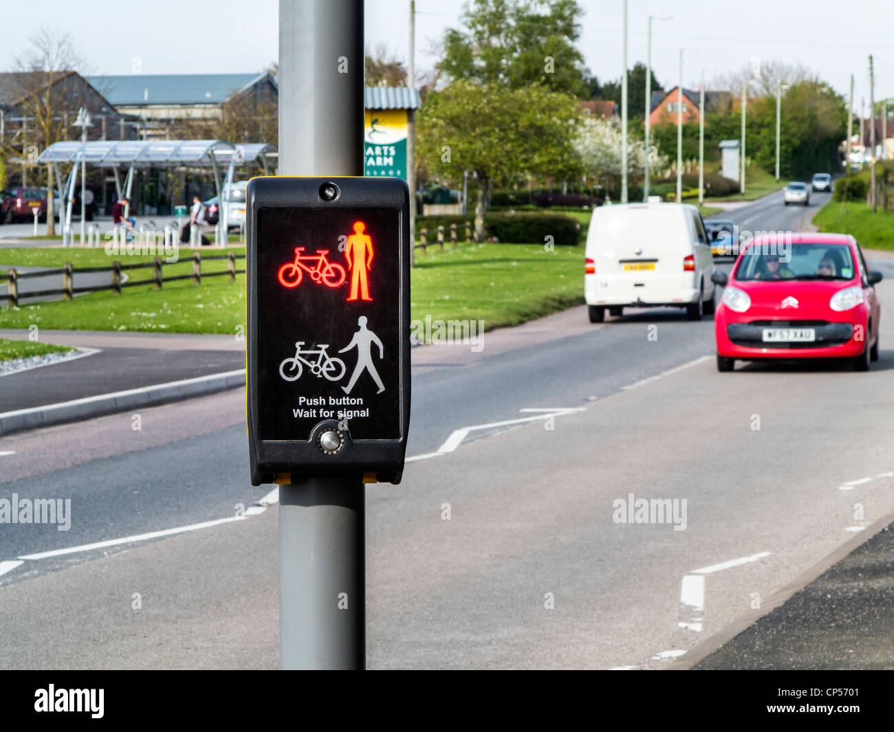 Bicycle crossing sign hi-res stock photography and images - Alamy