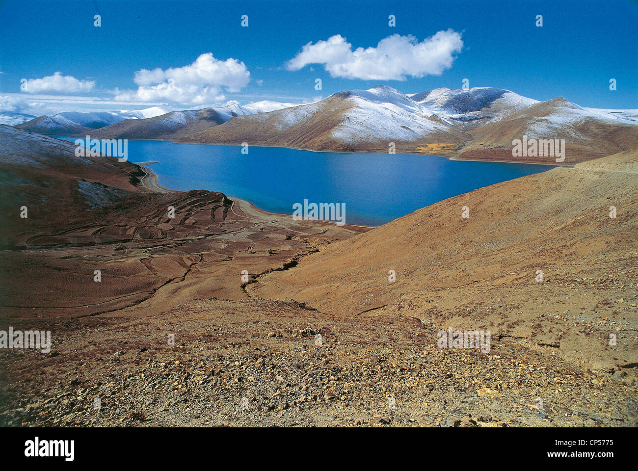China - Tibet - Around Lhasa. Lake Yamdrok Stock Photo - Alamy