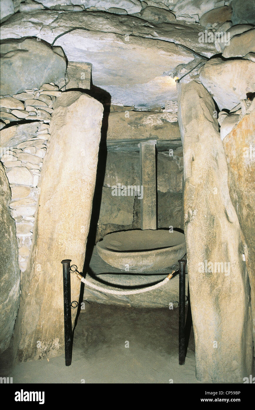 PRE CELTIC IRELAND Newgrange Tomb 3000 BC burial chamber BASIN Stock ...