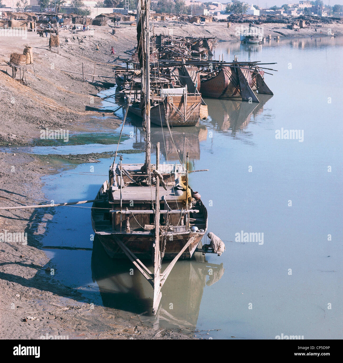 PAKISTAN, SIND, Sukkur: BOAT ON THE RIVER INDO Stock Photo - Alamy