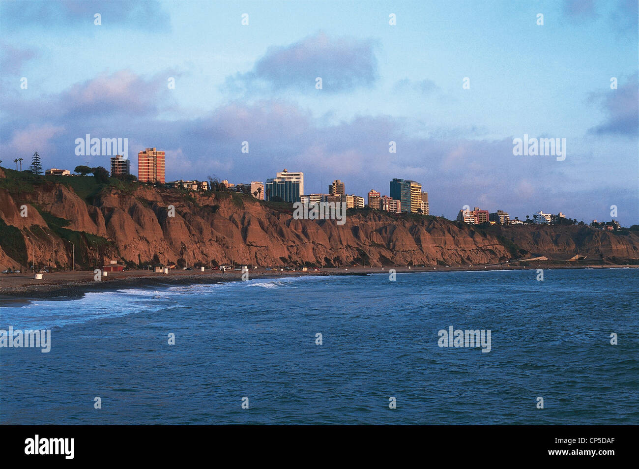 Peru - Lima. Stretch of coast in Miraflores Stock Photo - Alamy