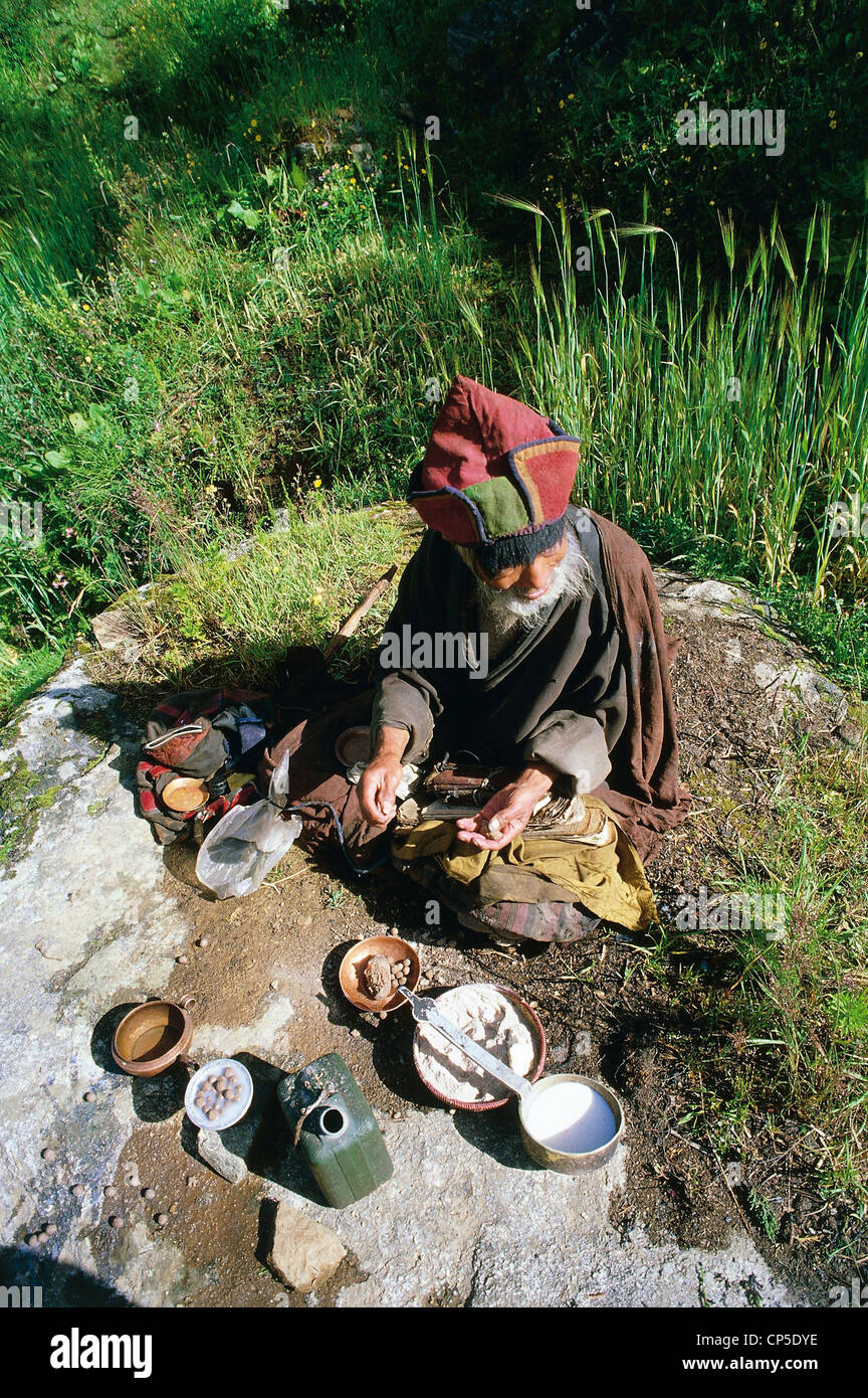 Bhutan - Laya. Lama praying Stock Photo - Alamy
