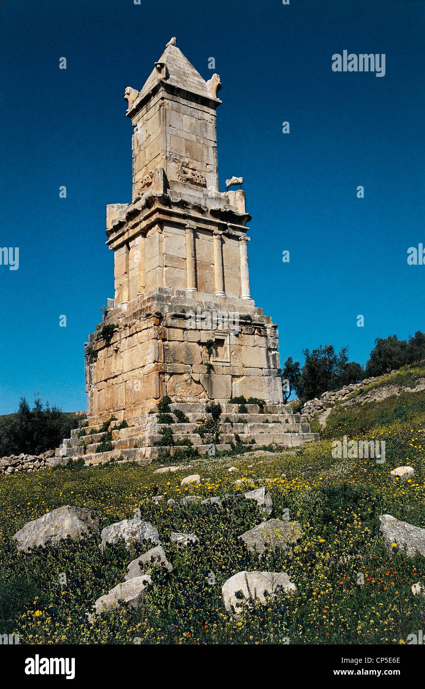 Dougga mausoleum tunisia hi-res stock photography and images - Alamy